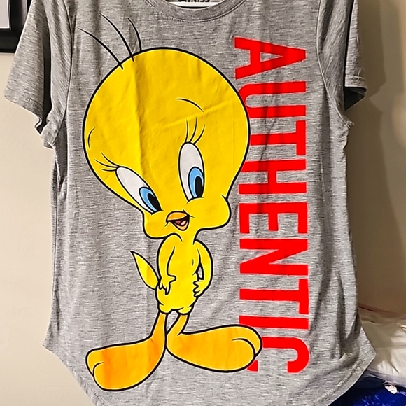 Warner Bros. | Shirts & Tops | Looney Tunes Tweety Tshirt | Poshmark